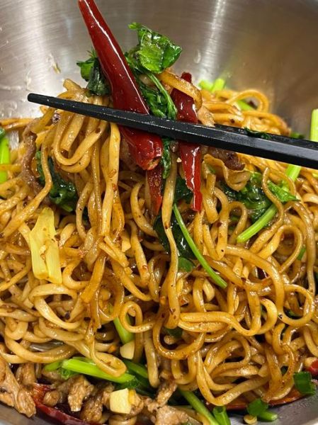 肉丝炒面条怎么炒不粘锅_肉丝炒面条用什么面条-第2张图片-山城妙识