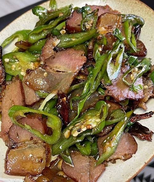 青椒炒腊肉怎么做_腊肉炒青椒先炒哪个-第1张图片-山城妙识 青椒炒腊肉怎么做_腊肉炒青椒先炒哪个-第1张图片-山城妙识