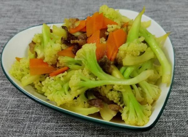 花菜肉片怎么炒_花菜炒肉片的家常做法-第3张图片-山城妙识