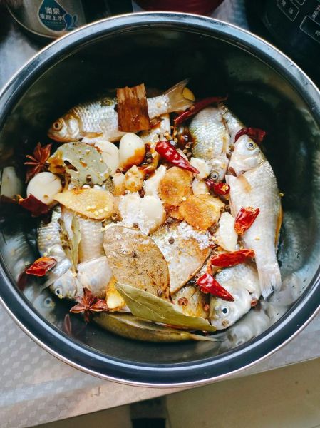麻辣鲫鱼怎么做_麻辣鲫鱼的家常做法步骤-第3张图片-山城妙识