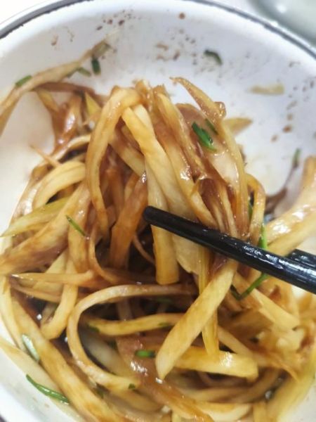 茭白丝怎么炒好吃又嫩_茭白丝炒前要不要焯水-第3张图片-山城妙识 茭白丝怎么炒好吃又嫩_茭白丝炒前要不要焯水-第3张图片-山城妙识