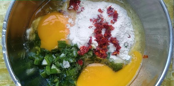 自制煎饼果子面糊怎么做_面糊比例怎么调-第3张图片-山城妙识 自制煎饼果子面糊怎么做_面糊比例怎么调-第3张图片-山城妙识