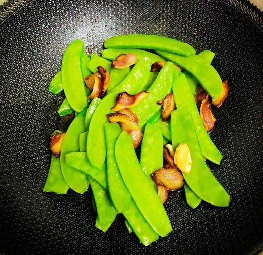 腊肉炒荷兰豆怎么炒好吃_腊肉炒荷兰豆家常做法-第3张图片-山城妙识 腊肉炒荷兰豆怎么炒好吃_腊肉炒荷兰豆家常做法-第3张图片-山城妙识