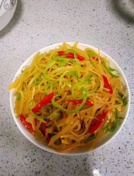 酸辣土豆丝怎么做好吃_酸辣土豆丝要不要焯水-第1张图片-山城妙识 酸辣土豆丝怎么做好吃_酸辣土豆丝要不要焯水-第1张图片-山城妙识