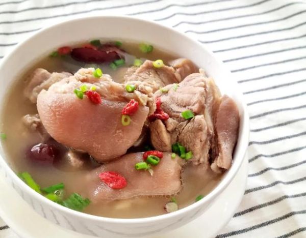 猪蹄炖什么汤最补气血_气血不足喝什么汤-第1张图片-山城妙识 猪蹄炖什么汤最补气血_气血不足喝什么汤-第1张图片-山城妙识