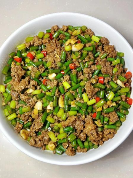 蒜苔炒牛肉怎么做好吃又嫩又鲜_蒜苔炒牛肉的秘诀-第1张图片-山城妙识 蒜苔炒牛肉怎么做好吃又嫩又鲜_蒜苔炒牛肉的秘诀-第1张图片-山城妙识