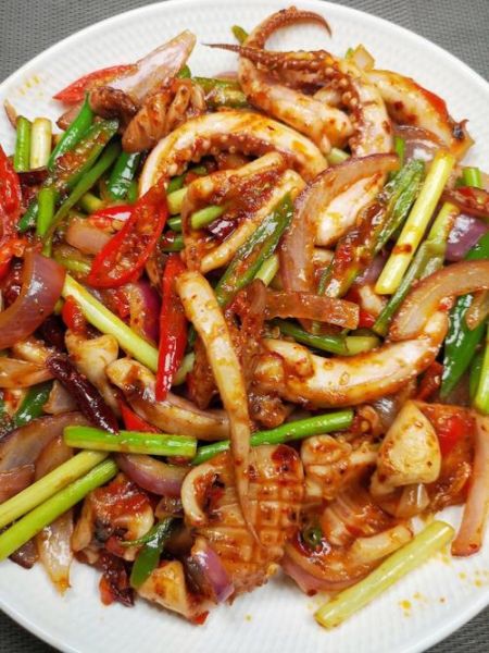 爆炒鱿鱼怎么炒得又脆又好吃_鱿鱼焯水还是直接炒-第2张图片-山城妙识 爆炒鱿鱼怎么炒得又脆又好吃_鱿鱼焯水还是直接炒-第2张图片-山城妙识