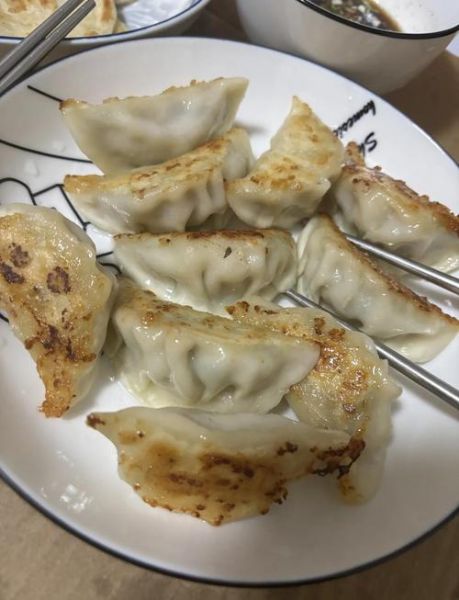 锅贴饺怎么煎才酥脆_锅贴饺酥脆技巧-第1张图片-山城妙识 锅贴饺怎么煎才酥脆_锅贴饺酥脆技巧-第1张图片-山城妙识