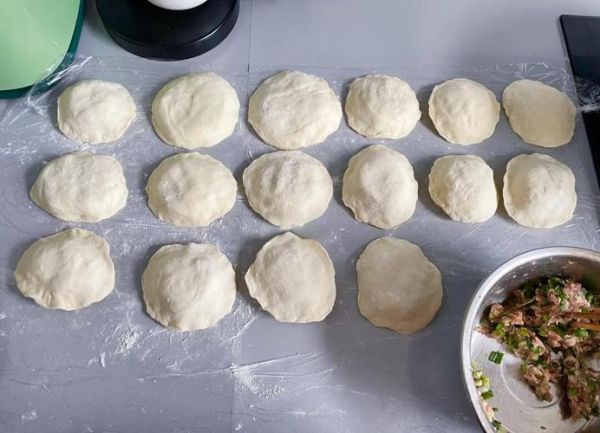 小摊馅饼和面秘方怎么做_馅饼皮为什么又软又筋-第1张图片-山城妙识 小摊馅饼和面秘方怎么做_馅饼皮为什么又软又筋-第1张图片-山城妙识