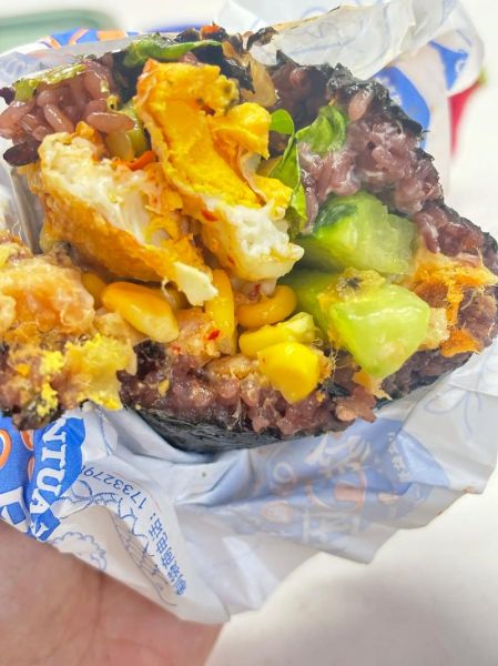 地摊木桶糯米饭团做法_怎么做才软糯不粘牙-第1张图片-山城妙识 地摊木桶糯米饭团做法_怎么做才软糯不粘牙-第1张图片-山城妙识