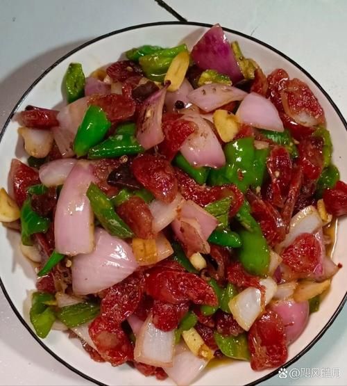 香肠炒洋葱怎么做_香肠炒洋葱需要焯水吗-第1张图片-山城妙识 香肠炒洋葱怎么做_香肠炒洋葱需要焯水吗-第1张图片-山城妙识