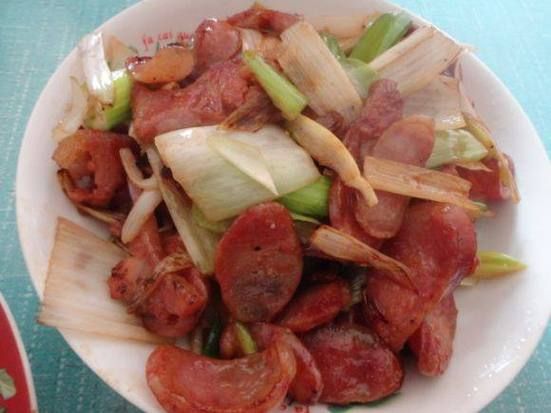 香肠炒洋葱怎么做_香肠炒洋葱需要焯水吗-第2张图片-山城妙识 香肠炒洋葱怎么做_香肠炒洋葱需要焯水吗-第2张图片-山城妙识