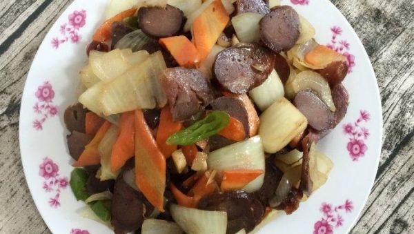 香肠炒洋葱怎么做_香肠炒洋葱需要焯水吗-第3张图片-山城妙识 香肠炒洋葱怎么做_香肠炒洋葱需要焯水吗-第3张图片-山城妙识