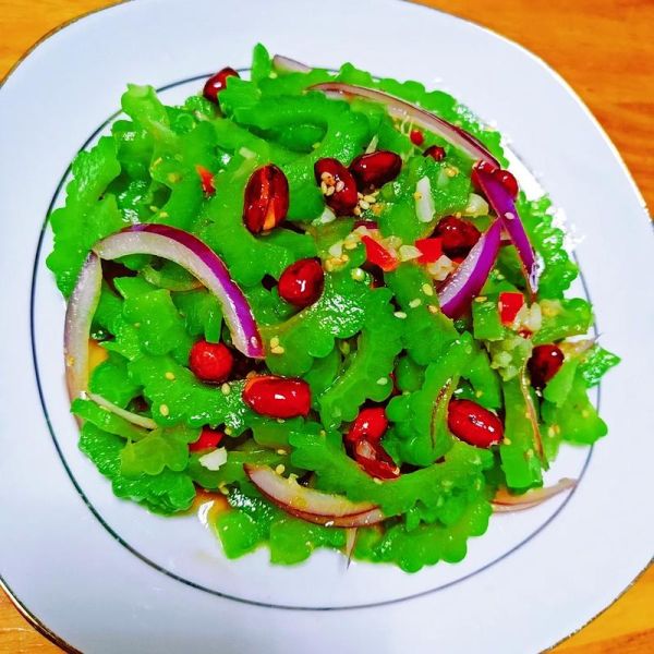 凉拌苦瓜焯水好还是不焯水好_口感与营养哪个更重要-第1张图片-山城妙识 凉拌苦瓜焯水好还是不焯水好_口感与营养哪个更重要-第1张图片-山城妙识