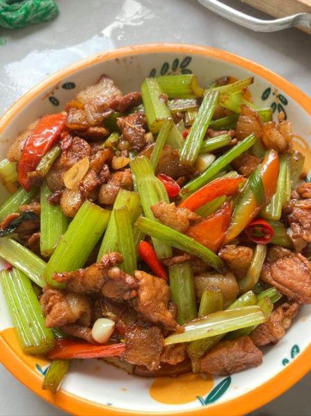 芹菜炒肉片怎么炒嫩又好吃_肉片不柴的秘诀-第3张图片-山城妙识 芹菜炒肉片怎么炒嫩又好吃_肉片不柴的秘诀-第3张图片-山城妙识