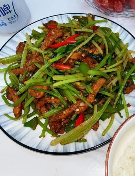 芹菜炒肉片怎么炒嫩又好吃_肉片不柴的秘诀-第2张图片-山城妙识 芹菜炒肉片怎么炒嫩又好吃_肉片不柴的秘诀-第2张图片-山城妙识