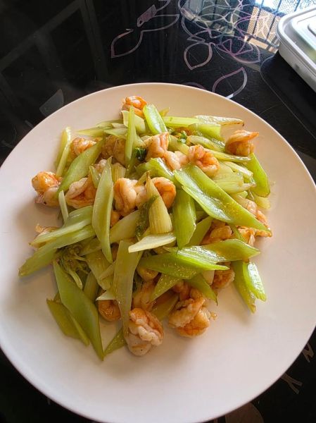 鲜虾炒芹菜怎么做_鲜虾炒芹菜需要焯水吗-第3张图片-山城妙识