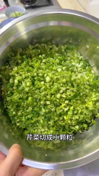芹菜馅饼怎么和面_芹菜馅饼馅怎么调-第2张图片-山城妙识 芹菜馅饼怎么和面_芹菜馅饼馅怎么调-第2张图片-山城妙识