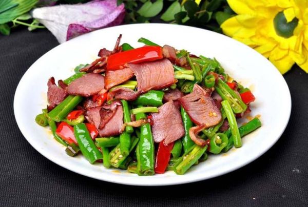 青椒炒腊肉怎么做_腊肉炒青椒需要焯水吗-第1张图片-山城妙识 青椒炒腊肉怎么做_腊肉炒青椒需要焯水吗-第1张图片-山城妙识