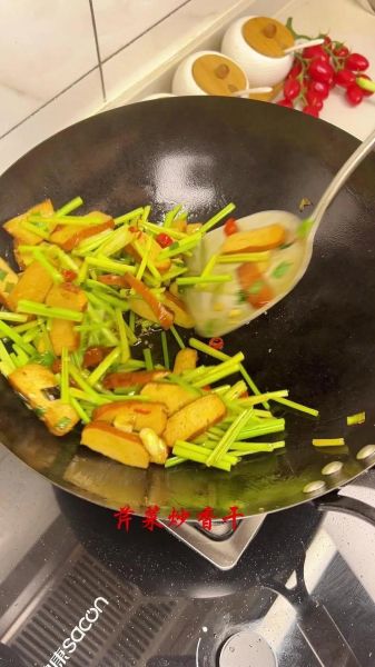 芹菜炒干子怎么做好吃_芹菜炒干子用焯水吗-第2张图片-山城妙识 芹菜炒干子怎么做好吃_芹菜炒干子用焯水吗-第2张图片-山城妙识