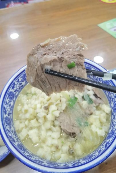 西安牛羊肉泡馍哪家正宗_泡馍掰馍技巧图解-第2张图片-山城妙识 西安牛羊肉泡馍哪家正宗_泡馍掰馍技巧图解-第2张图片-山城妙识