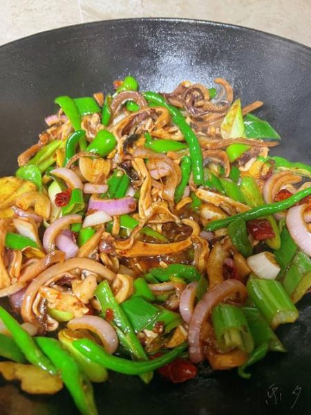 青椒炒墨鱼怎么做_青椒炒墨鱼热量高吗-第1张图片-山城妙识 青椒炒墨鱼怎么做_青椒炒墨鱼热量高吗-第1张图片-山城妙识