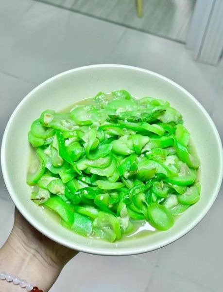 清炒丝瓜怎么炒好吃窍门_丝瓜炒出来不黑的技巧-第1张图片-山城妙识 清炒丝瓜怎么炒好吃窍门_丝瓜炒出来不黑的技巧-第1张图片-山城妙识
