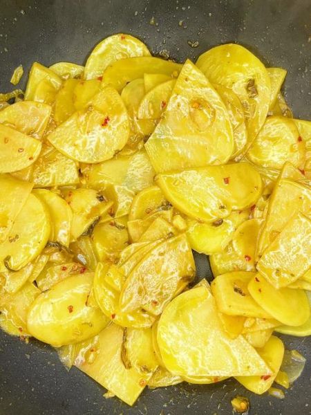 清炒土豆片怎么做好吃_清炒土豆片要不要焯水-第1张图片-山城妙识 清炒土豆片怎么做好吃_清炒土豆片要不要焯水-第1张图片-山城妙识