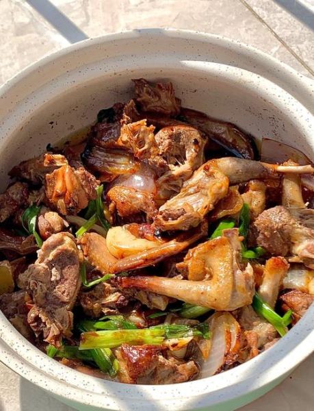 焖鸽子怎么做才好吃_家常焖鸽子做法大全-第1张图片-山城妙识 焖鸽子怎么做才好吃_家常焖鸽子做法大全-第1张图片-山城妙识