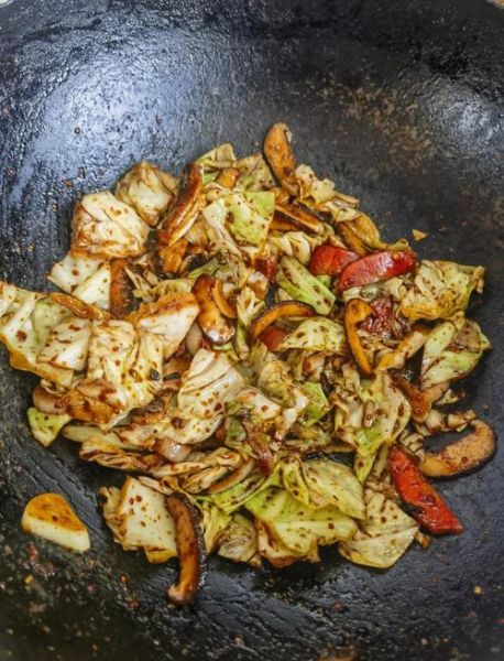 甘蓝炒肉怎么炒才脆嫩_甘蓝炒肉用焯水吗-第3张图片-山城妙识 甘蓝炒肉怎么炒才脆嫩_甘蓝炒肉用焯水吗-第3张图片-山城妙识