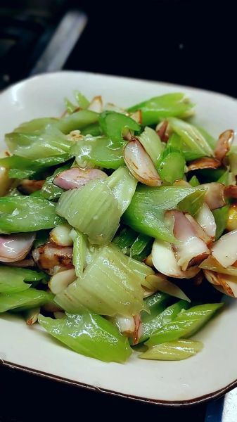 西芹百合怎么炒才脆_西芹百合焯水几分钟-第1张图片-山城妙识