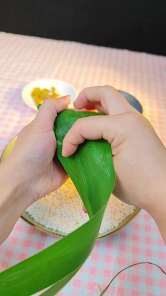 老式三角小脚粽子怎么包_三角小脚粽子包法步骤-第1张图片-山城妙识 老式三角小脚粽子怎么包_三角小脚粽子包法步骤-第1张图片-山城妙识