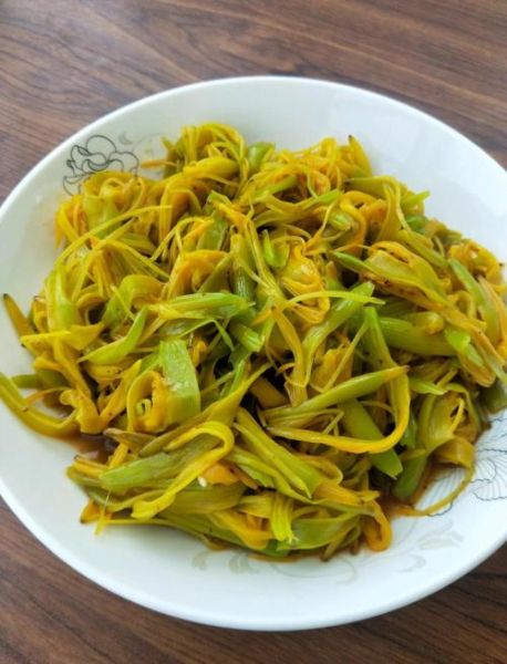 黄花菜怎么炒好吃_黄花菜炒前要不要焯水-第1张图片-山城妙识 黄花菜怎么炒好吃_黄花菜炒前要不要焯水-第1张图片-山城妙识