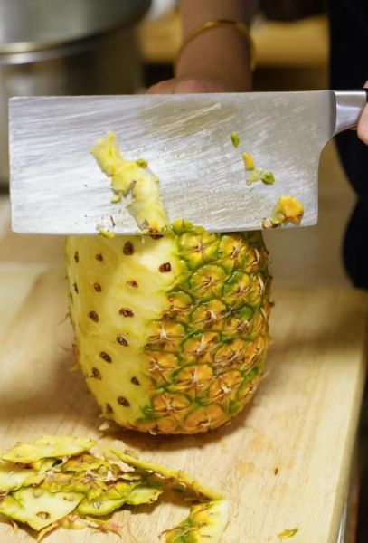 菠萝不泡直接吃会咋样_过敏还是扎嘴-第1张图片-山城妙识 菠萝不泡直接吃会咋样_过敏还是扎嘴-第1张图片-山城妙识