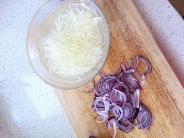 洋葱炒土豆丝怎么做_洋葱炒土豆丝先放洋葱还是土豆-第2张图片-山城妙识 洋葱炒土豆丝怎么做_洋葱炒土豆丝先放洋葱还是土豆-第2张图片-山城妙识