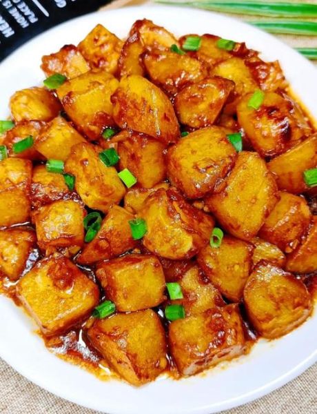 红烧土豆块怎么做_家常做法步骤-第1张图片-山城妙识 红烧土豆块怎么做_家常做法步骤-第1张图片-山城妙识