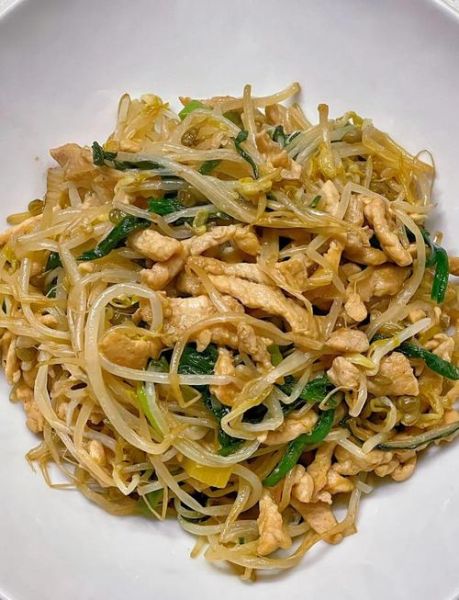 蒜苗豆芽炒肉丝怎么做_家常炒肉丝技巧-第2张图片-山城妙识 蒜苗豆芽炒肉丝怎么做_家常炒肉丝技巧-第2张图片-山城妙识