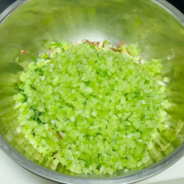 芹菜饺子馅怎么调好吃_芹菜饺子馅的调法-第1张图片-山城妙识 芹菜饺子馅怎么调好吃_芹菜饺子馅的调法-第1张图片-山城妙识