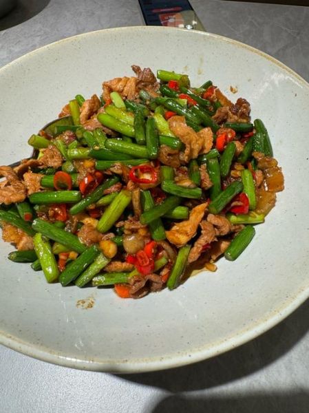 猪肉炒蒜苗怎么做才嫩_蒜苗炒肉先放哪个-第2张图片-山城妙识 猪肉炒蒜苗怎么做才嫩_蒜苗炒肉先放哪个-第2张图片-山城妙识