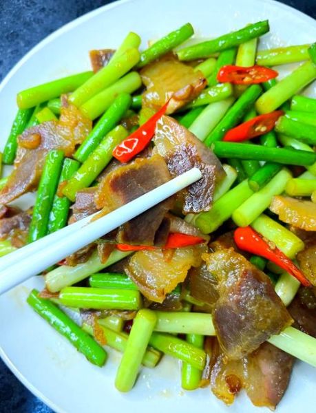 蒜苗腊肉怎么炒好吃_腊肉炒蒜苗要不要焯水-第3张图片-山城妙识 蒜苗腊肉怎么炒好吃_腊肉炒蒜苗要不要焯水-第3张图片-山城妙识