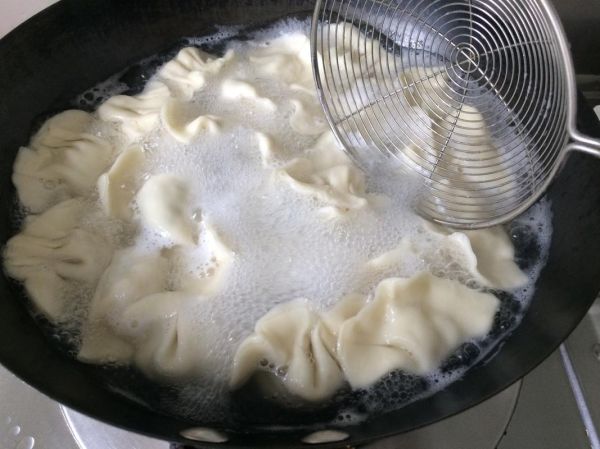 煮饺子冷水下锅还是热水下锅_正确方法详解-第2张图片-山城妙识 煮饺子冷水下锅还是热水下锅_正确方法详解-第2张图片-山城妙识