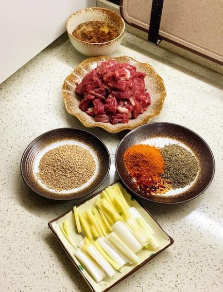 孜然羊肉怎么炒好吃_孜然羊肉炒多久才嫩-第2张图片-山城妙识