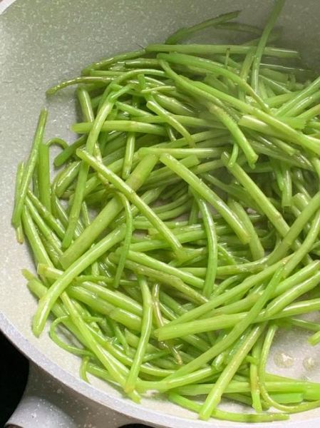 藜蒿怎么做好吃_藜蒿的功效与作用-第1张图片-山城妙识 藜蒿怎么做好吃_藜蒿的功效与作用-第1张图片-山城妙识