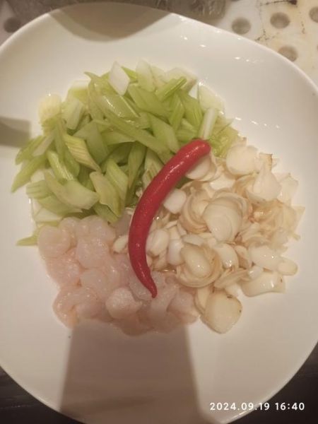 百合虾仁炒西芹怎么做_百合虾仁炒西芹需要焯水吗-第3张图片-山城妙识 百合虾仁炒西芹怎么做_百合虾仁炒西芹需要焯水吗-第3张图片-山城妙识