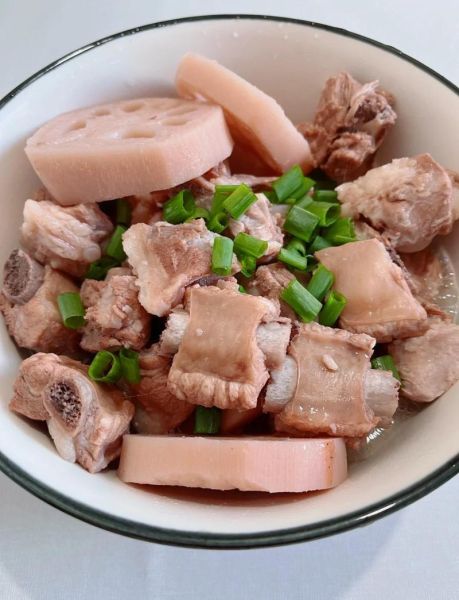 莲藕排骨汤怎么做_莲藕排骨汤怎么炖才白-第1张图片-山城妙识 莲藕排骨汤怎么做_莲藕排骨汤怎么炖才白-第1张图片-山城妙识