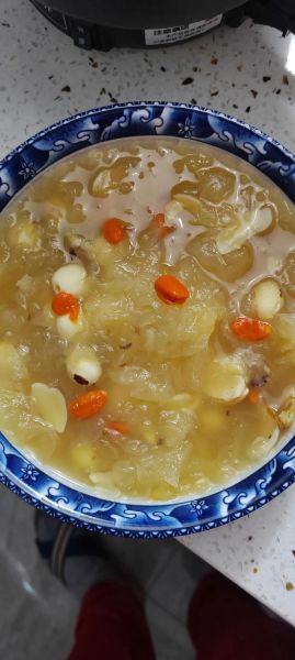 银耳莲子瘦肉汤的做法_银耳莲子瘦肉汤的功效-第3张图片-山城妙识