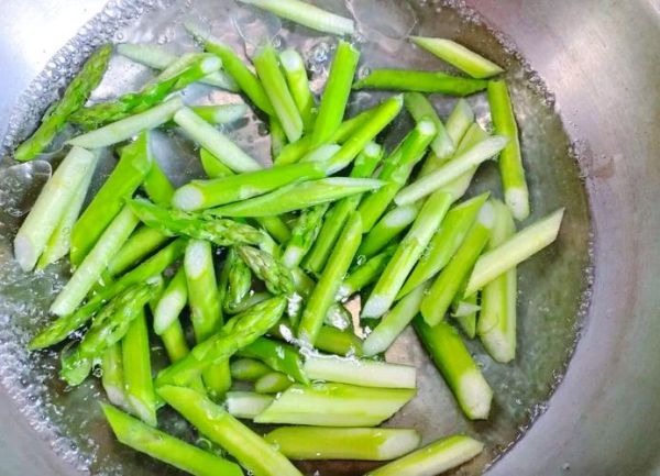 芦笋怎么焯水_芦笋炒几分钟才熟-第3张图片-山城妙识