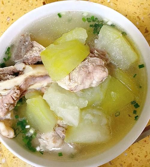 大骨冬瓜汤的功效与作用_大骨冬瓜汤适合什么人喝-第1张图片-山城妙识 大骨冬瓜汤的功效与作用_大骨冬瓜汤适合什么人喝-第1张图片-山城妙识