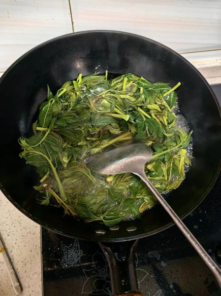 香椿芽炒鸡蛋怎么做_香椿芽炒鸡蛋的做法窍门-第3张图片-山城妙识 香椿芽炒鸡蛋怎么做_香椿芽炒鸡蛋的做法窍门-第3张图片-山城妙识