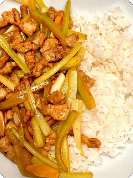 芹菜肉丝盖饭怎么做_芹菜肉丝盖饭热量高吗-第1张图片-山城妙识 芹菜肉丝盖饭怎么做_芹菜肉丝盖饭热量高吗-第1张图片-山城妙识